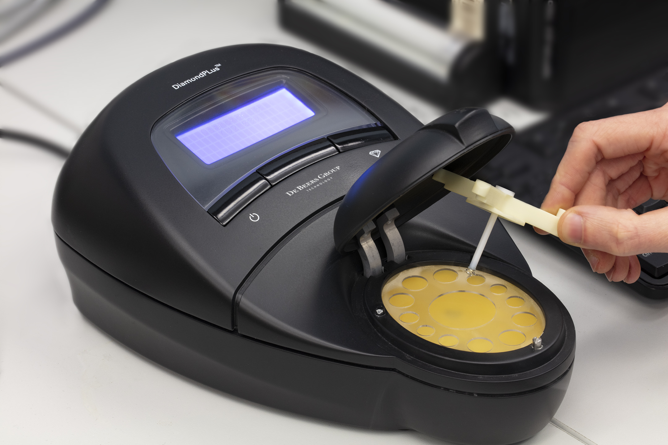 Instruments - De Beers Institute of Diamonds